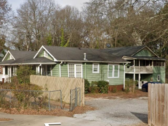 Located in a recently renovated triplex in Atlanta's Fulton County, this 2 bedroom, 1 bathroom home offers comfortable co living in a convenient setting.