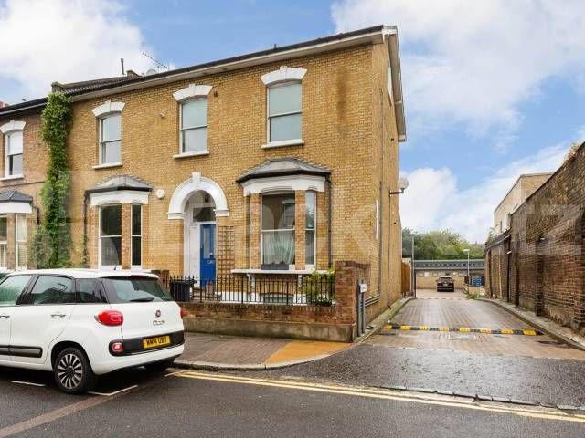 Located with in beautiful conversion on a quiet residential street in hackney