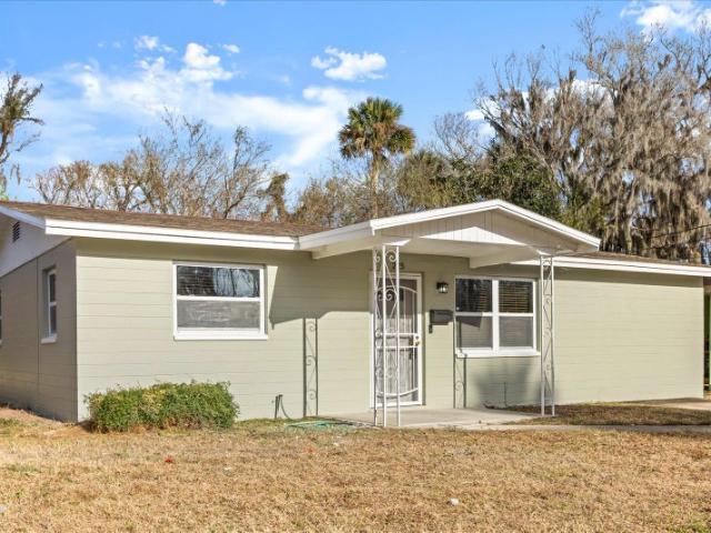 LOCATION, LOCATION! Close to all Daytona has to of