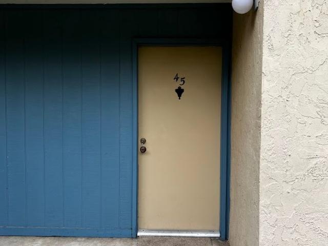 Location, location, location! 875 SF Unit 2 bd/ 1 ba near UF Brandywine Condos