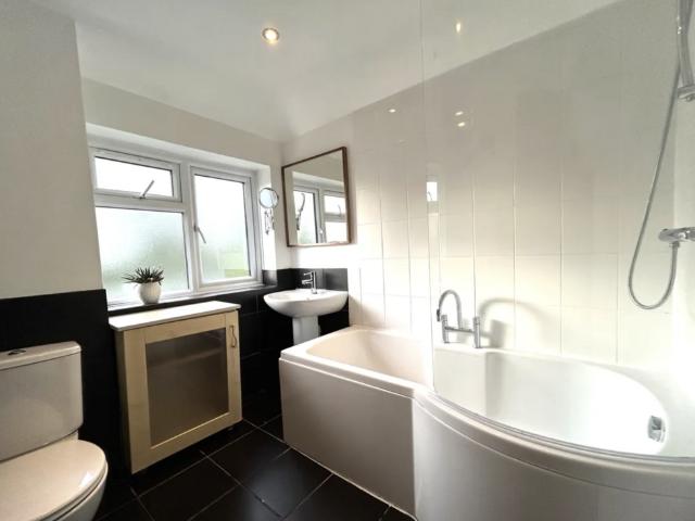 Lock Crescent, Kidlington, OX5 3 bed property to rent £1,900 pcm £438 pw