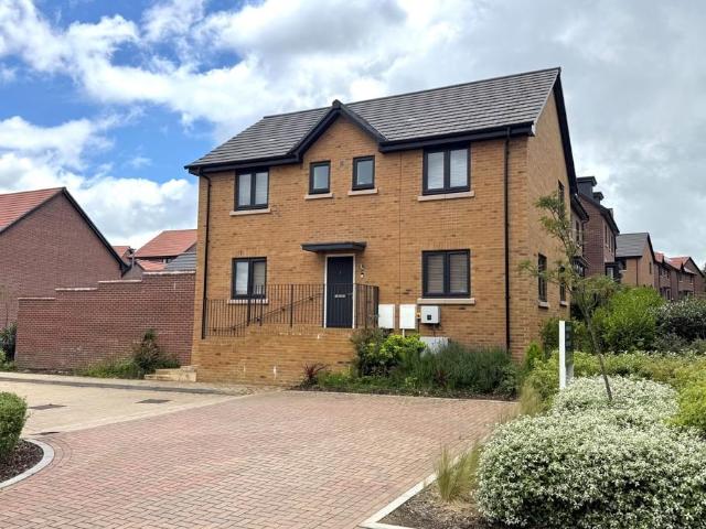 Locke Close, Glebe Farm 4 bed detached house to rent £2,400 pcm £554 pw