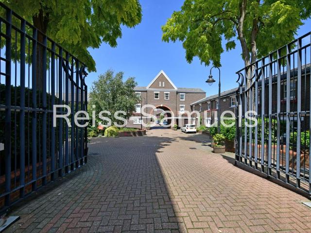 Lockesfield Place, Isle of dogs. 5 bed semi detached house to rent £4,333 pcm £1,000 pw