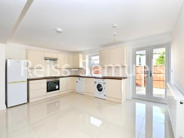 Lockesfield Place, Isle of dogs. 6 bed terraced house to rent £6,370 pcm £1,470 pw