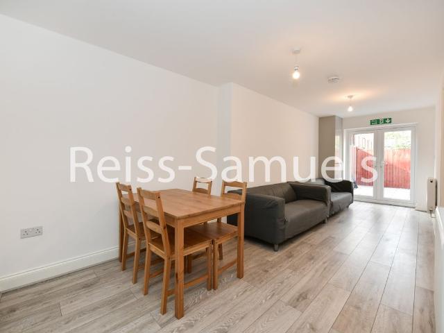 Lockesfield Place, Isle Of Dogs, Docklands, London E14, 6 bed terraced house to rent, £6,110 pcm | PrimeLocation
