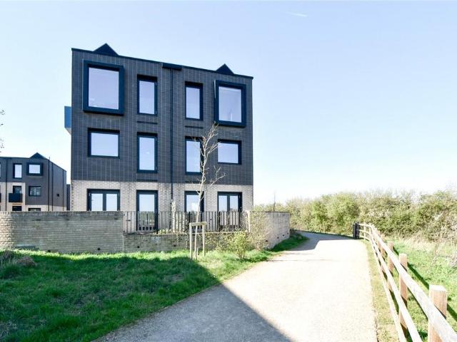 Lockhart Way, Northstowe, Cambridge. 5 bed semi detached house to rent £2,100 pcm £485 pw