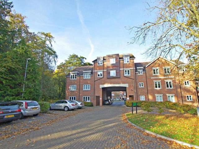 Lockhart Road, WD17 4AQ, Watford, WD17 2 bed flat to rent £1,750 pcm £404 pw