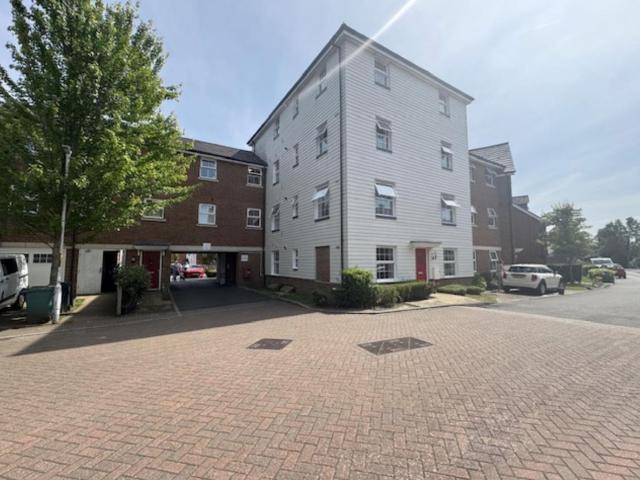 Locks Yard, Headcorn TN27, 2 bed flat to rent, £1,150 pcm | PrimeLocation