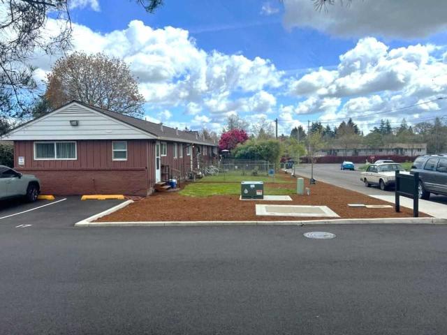 Lockwood Apartments — 1 bed/1 bath: $1150 1 Bedroom Apartment for Rent at 701 Lockwood Ln S, Salem, OR 97302 South Salem