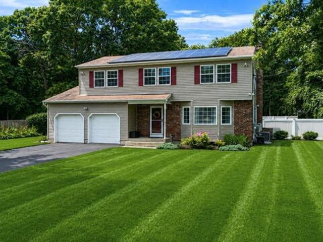 Lockwood Dr, Shirley, Home For Sale