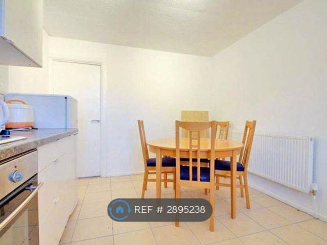 Lockwood Square, London SE16, Room to rent, £915 pcm | PrimeLocation