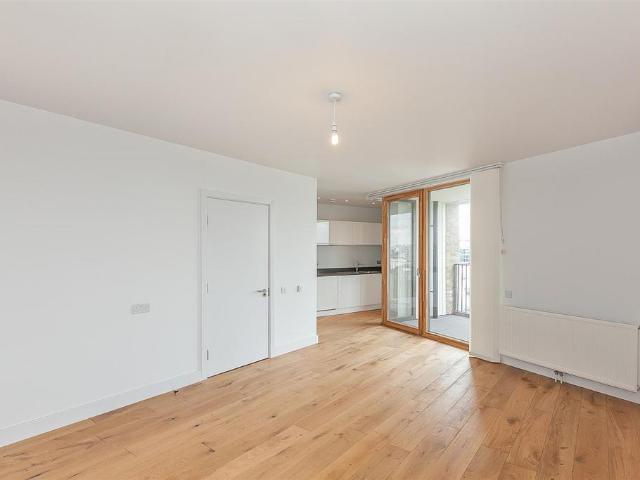 Lockton Street, North Kensington 2 bed apartment to rent £2,804 pcm £647 pw