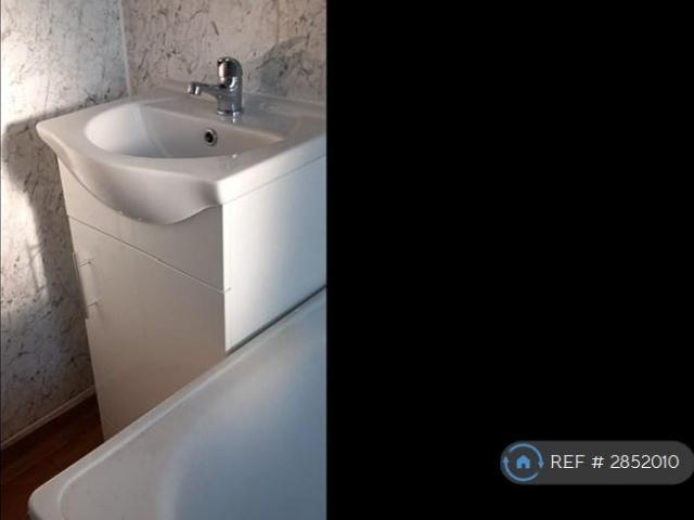 Lodge Avenue, Dagenham, RM8 1 bed flat to rent £1,650 pcm £381 pw