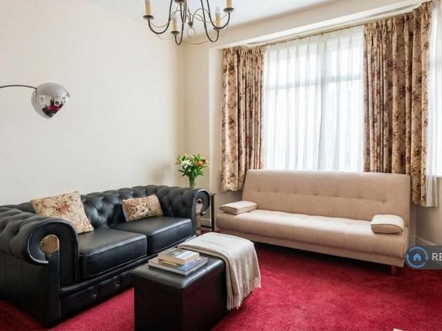 Lodge Avenue, Romford, RM2 4 bed maisonette to rent £2,220 pcm £512 pw