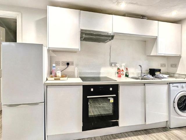 Lodge Causeway, Bristol BS16, 2 bed flat to rent, £1,250 pcm | PrimeLocation