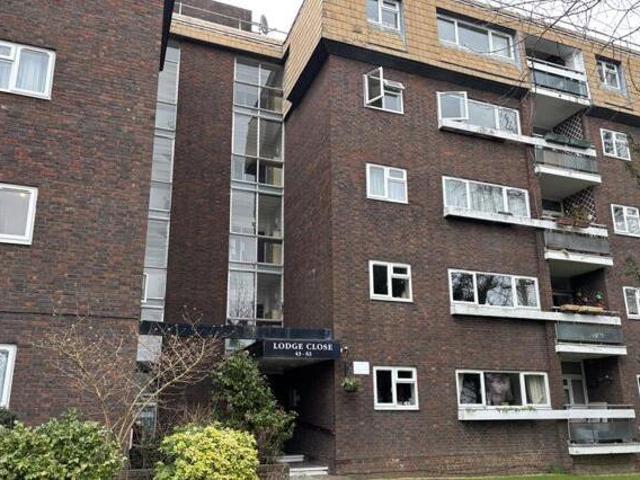 Lodge Close, Canons Drive, 3 Bedroom Flat