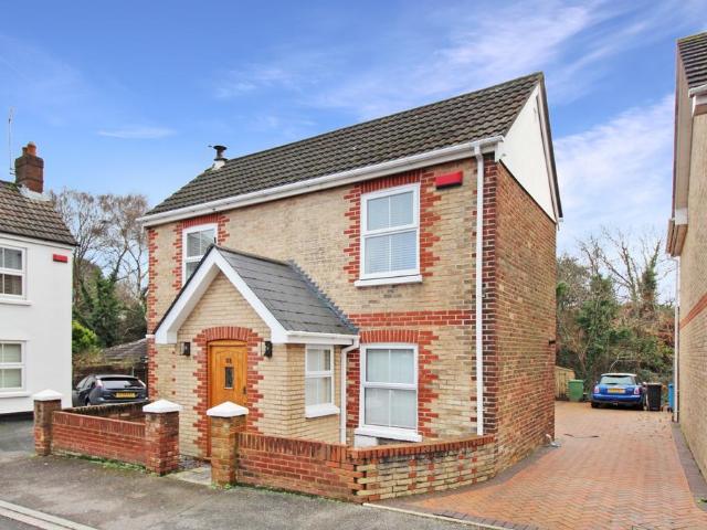 Lodge Close, Penn Hill, Poole 3 bed detached house to rent £2,250 pcm £519 pw