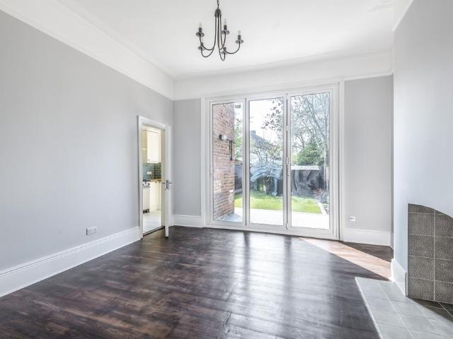 Lodge Lane, London, N12 2 bed flat to rent £2,250 pcm £519 pw