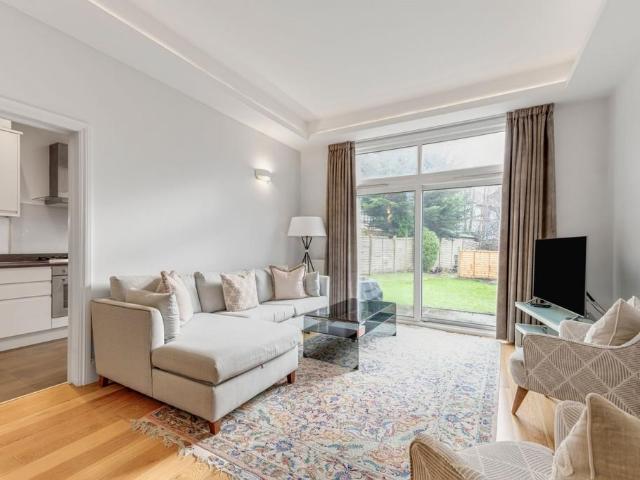 Lodge Lane, London, N12 2 bed flat to rent £2,500 pcm £577 pw
