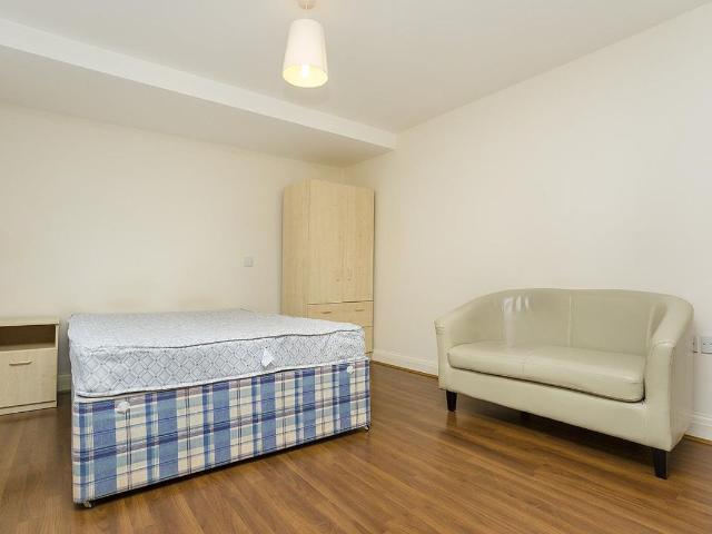 Lodge Road, Hendon, London NW4, Studio to rent, £1,250 pcm | PrimeLocation