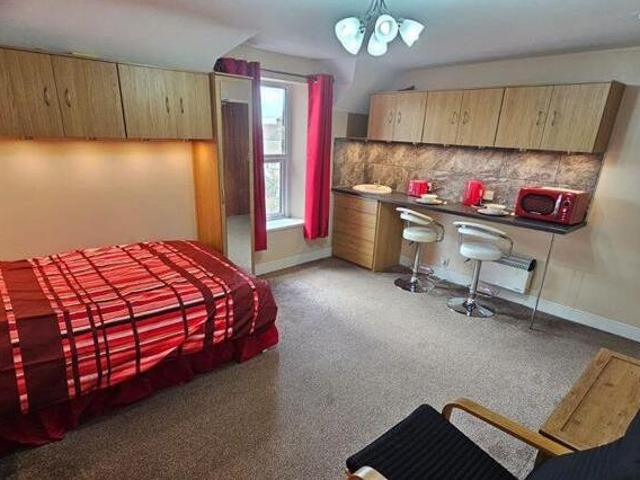 Lodge Road, Kingswood, Studio Flat For