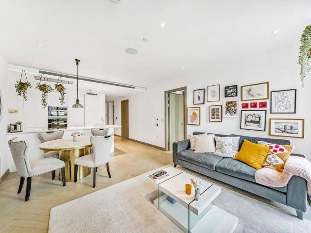 Lodge Road, Regent's Park, London, NW8 2 bed flat to rent £6,000 pcm £1,385 pw