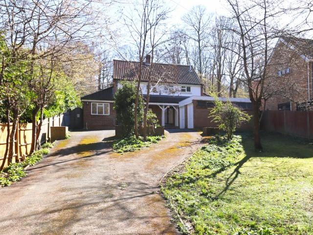 Lodge Road, Sundridge Park, Bromley. 4 bed detached house to rent £3,750 pcm £865 pw