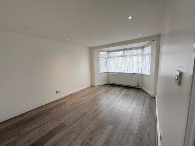Lodore Gardens, London NW9 4 bed semi detached house to rent £2,450 pcm £565 pw