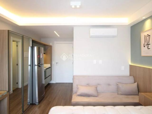 Loft com 1 quarto e 27m² para alugar em Passo da Areia, Porto Alegre