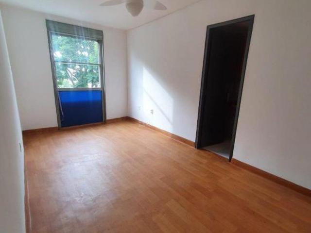 Loft reformado, com vista para rua.< BR> Próximo de de um lindo e grande parque< BR> Fácil a