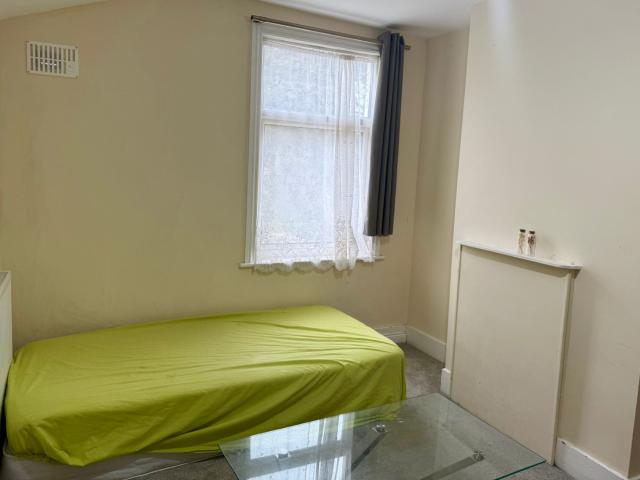 Loft room for single female in a shared family house Ilford