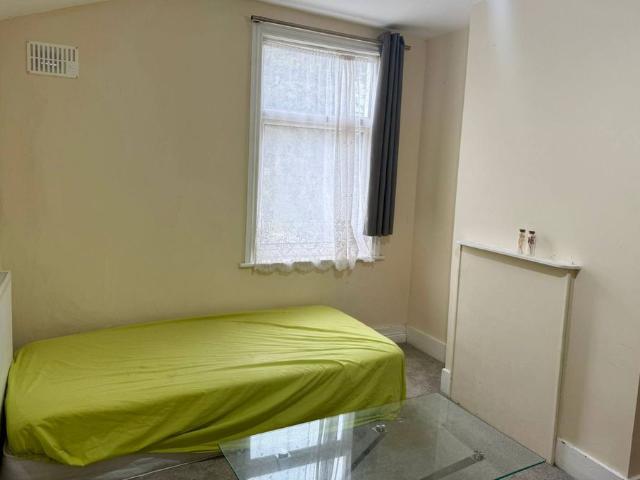 Loft room for single female in a shared family house Ilford