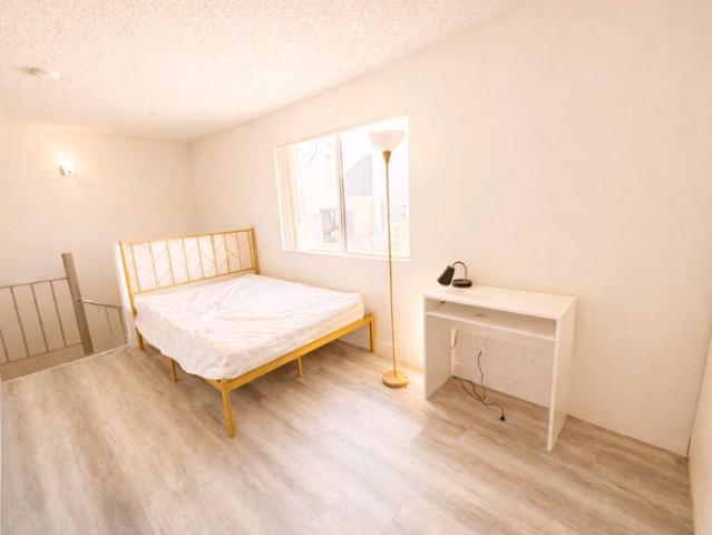 Loft room in 2 bdr apartment in Hollywood