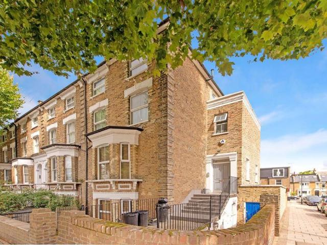 Loftus Road, London W12 Studio to rent £1,650 pcm £381 pw