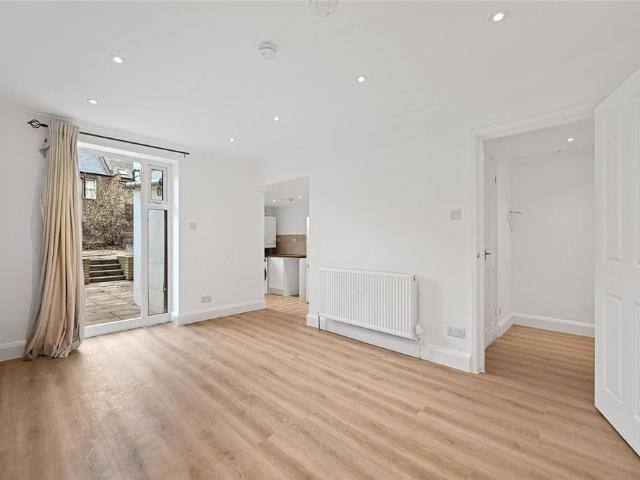 Loftus Road, London, W12 1 bed apartment to rent £2,250 pcm £519 pw