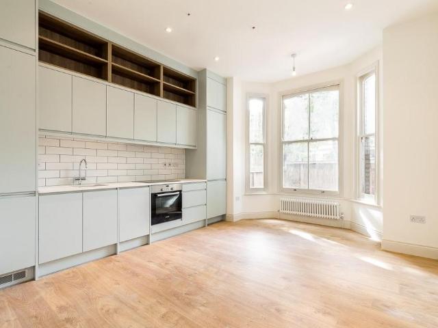 Loftus Road, London, W12 2 bed flat to rent £2,250 pcm £519 pw