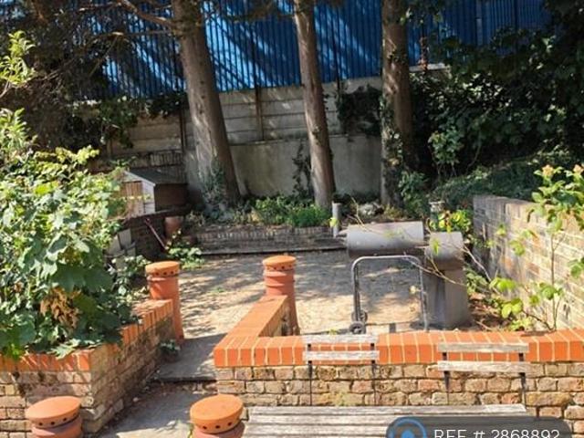 Loftus Road, London, W12 2 bed flat to rent £2,450 pcm £565 pw