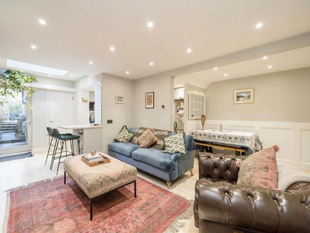 Loftus Road, London W12 2 bed flat to rent £3,000 pcm £692 pw