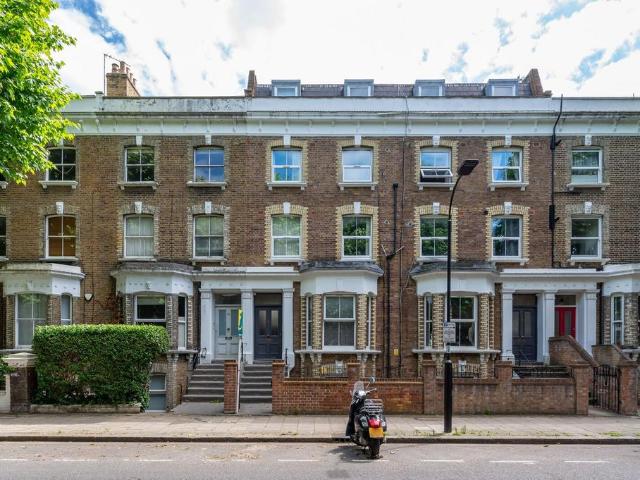 Loftus Road, Shepherd's Bush, London. 4 bed flat to rent £4,300 pcm £992 pw