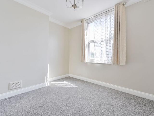 Loftus Road, Shepherd's Bush, London W12, 2 bed flat to rent, £2,200 pcm | PrimeLocation