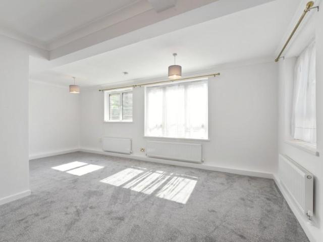 LOGAN PLACE. LONDON. W14 6QN 2 bed flat to rent £2,999 pcm £692 pw