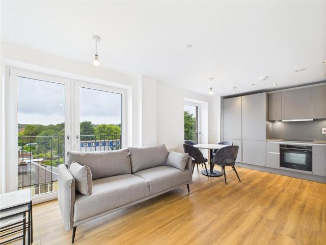 Logie Green Road, Edinburgh. 2 bed apartment to rent £1,950 pcm £450 pw