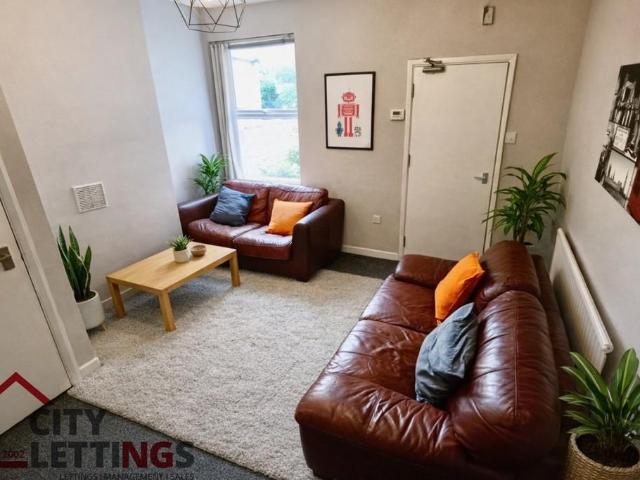 Lois Avenue, Nottingham 5 bed semi detached house to rent £1,928 pcm £445 pw