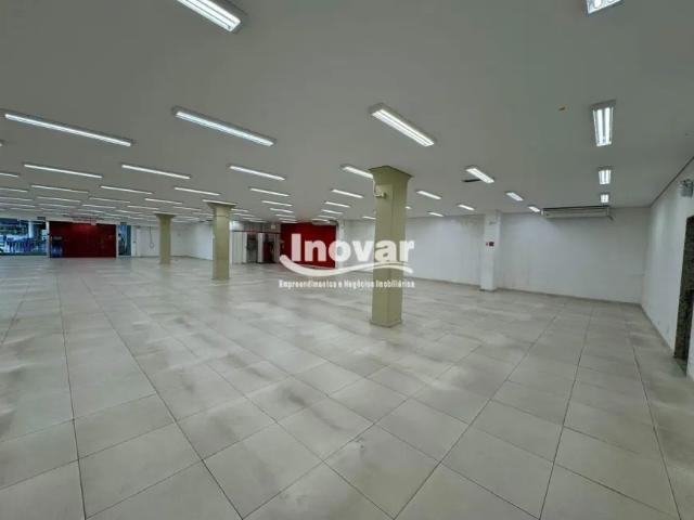 Lojão em vão livre com aproximadamente 535 m2 localizado no Shopping Green Plaza, estacionamento rot