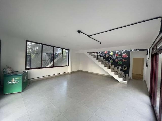 Loja A 176,88m² Centro Comercial ÁAREA VENDA e LOCAÇÃO.