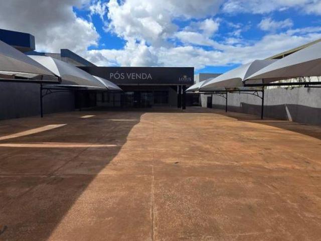 Loja ampla cidade do automóvel
