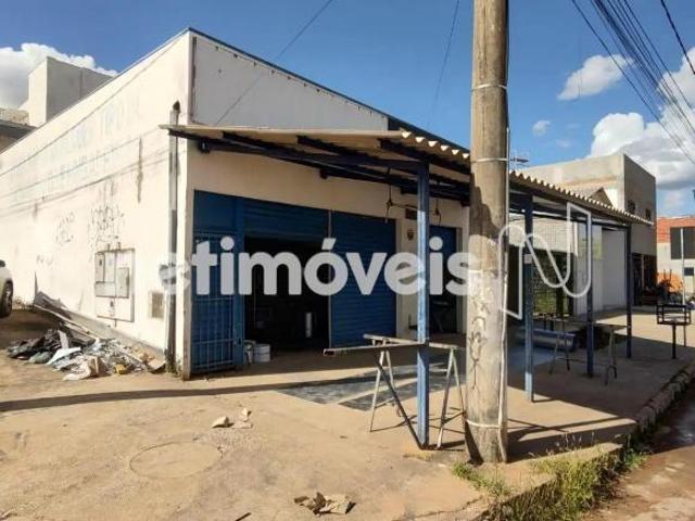 Loja 142m² avenida principal QE 52 com laje para subir uma casa em cima