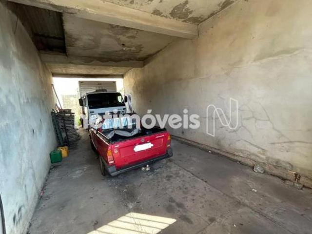Lojas Comerciais na principal avenida do bairro Tropical. Amplo Lote