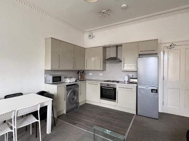 Lord Russell Place Bruntsfield. 3 bed flat to rent £2,400 pcm £554 pw