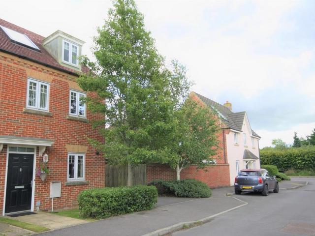 Lords Close, Wroughton, SN4 0FJ 3 bed semi detached house to rent £1,550 pcm £358 pw